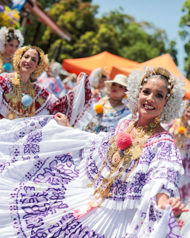 Miles celebran la identidad panameña en el Desfile de las Mil Polleras ...